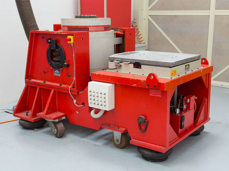 Shaker LDS V806 LS with slip table